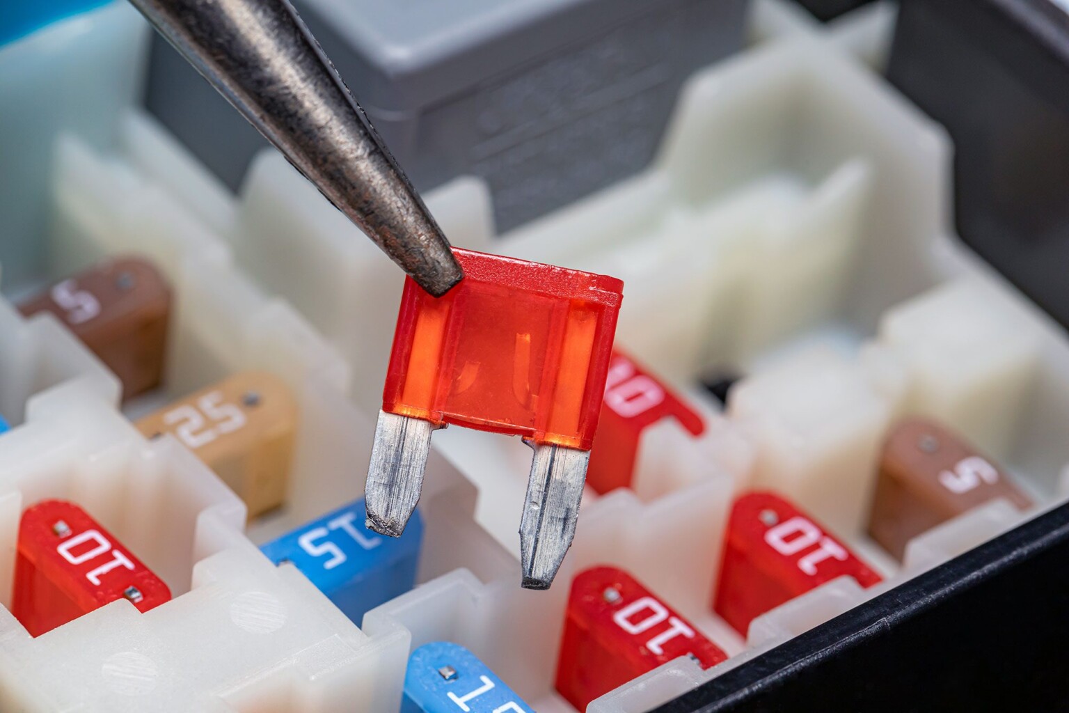 Fixing Blown Fuses: A Complete Guide to Your Fuse Box 🔌🚗 - DIY & Guides