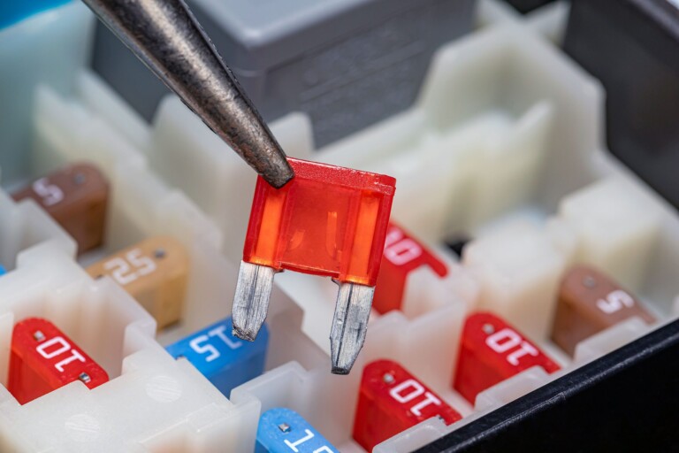 Fixing Blown Fuses: A Complete Guide to Your Fuse Box 🔌🚗 - DIY & Guides