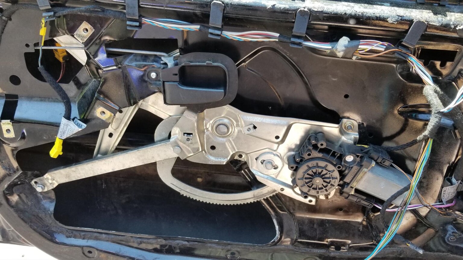 Troubleshooting a Malfunctioning Power Window 🚗💡 - DIY & Guides